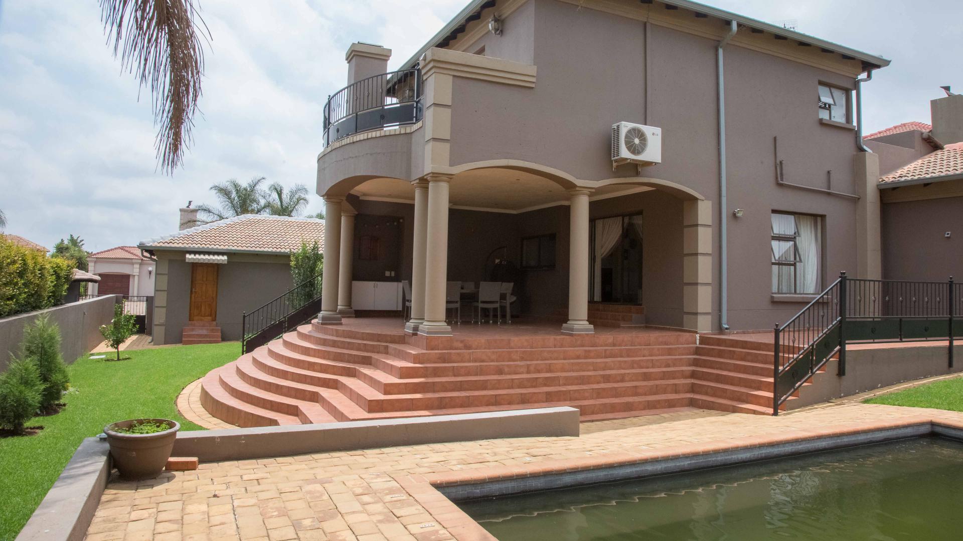 FNB Quick Sell 4 Bedroom House for Sale in Ruimsig Country E