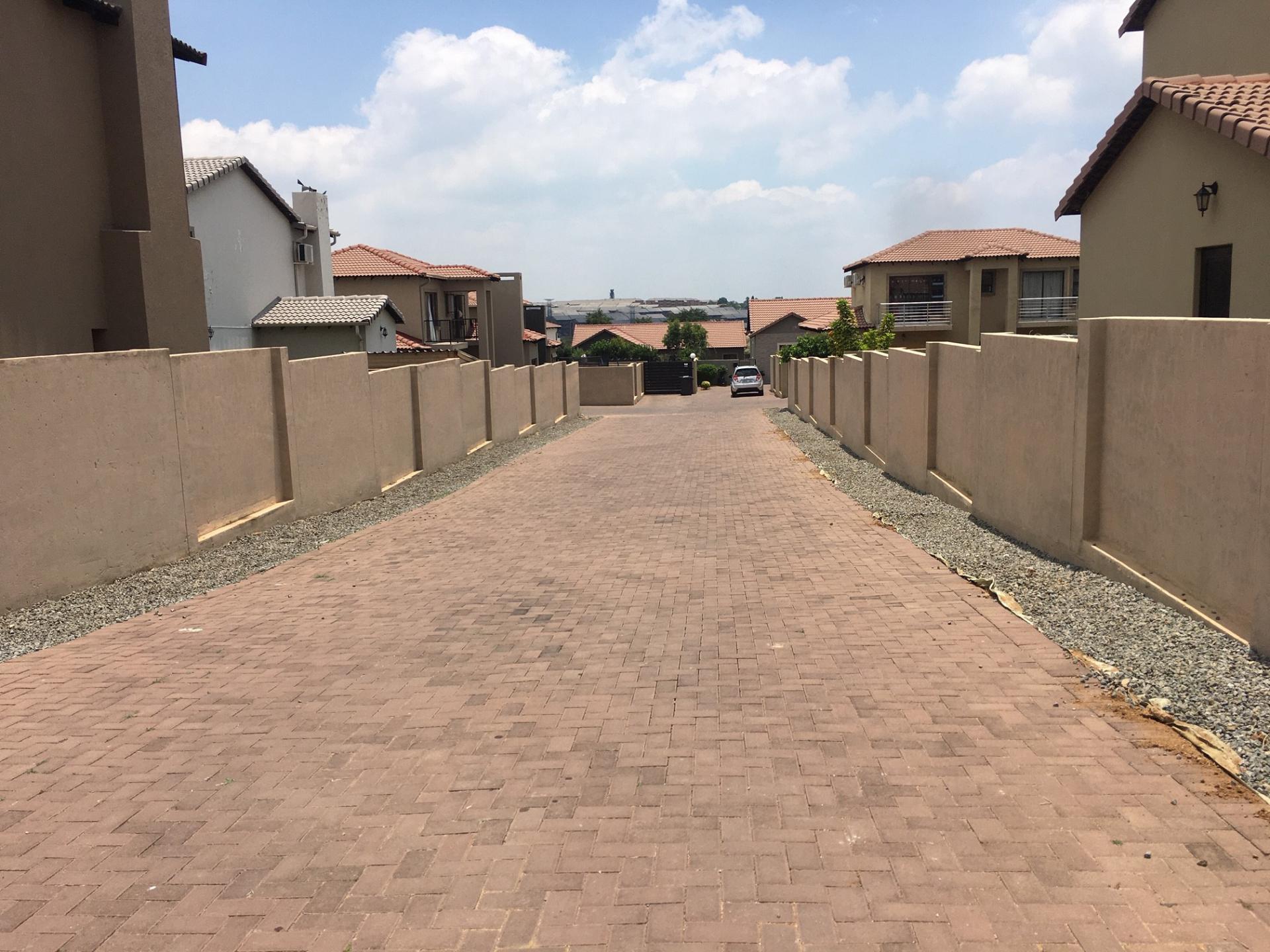 3 Bedroom House for Sale and to Rent For Sale in Thatchfield Hills ...