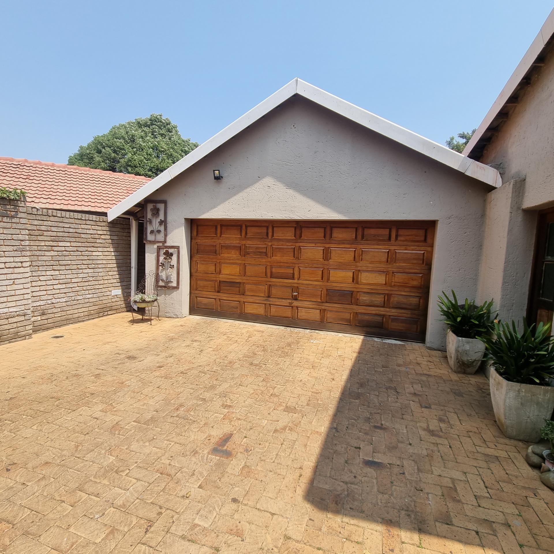 4 Bedroom House for Sale For Sale in Roodekrans - MR536104