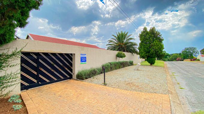 3 Bedroom House for Sale For Sale in Roodekrans - MR556652