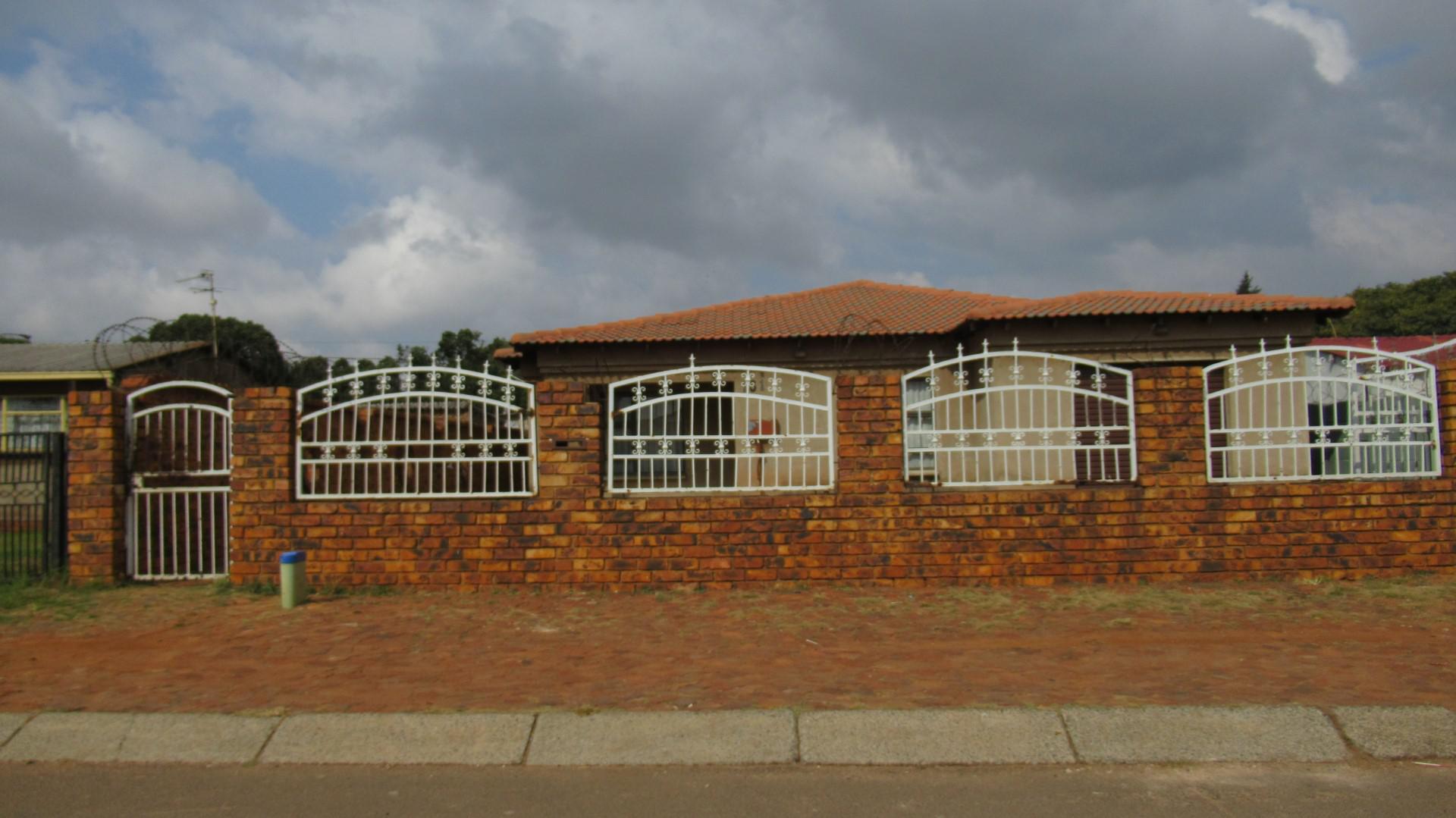 FNB Quick Sell 3 Bedroom House for Sale in Daveyton - MR5738