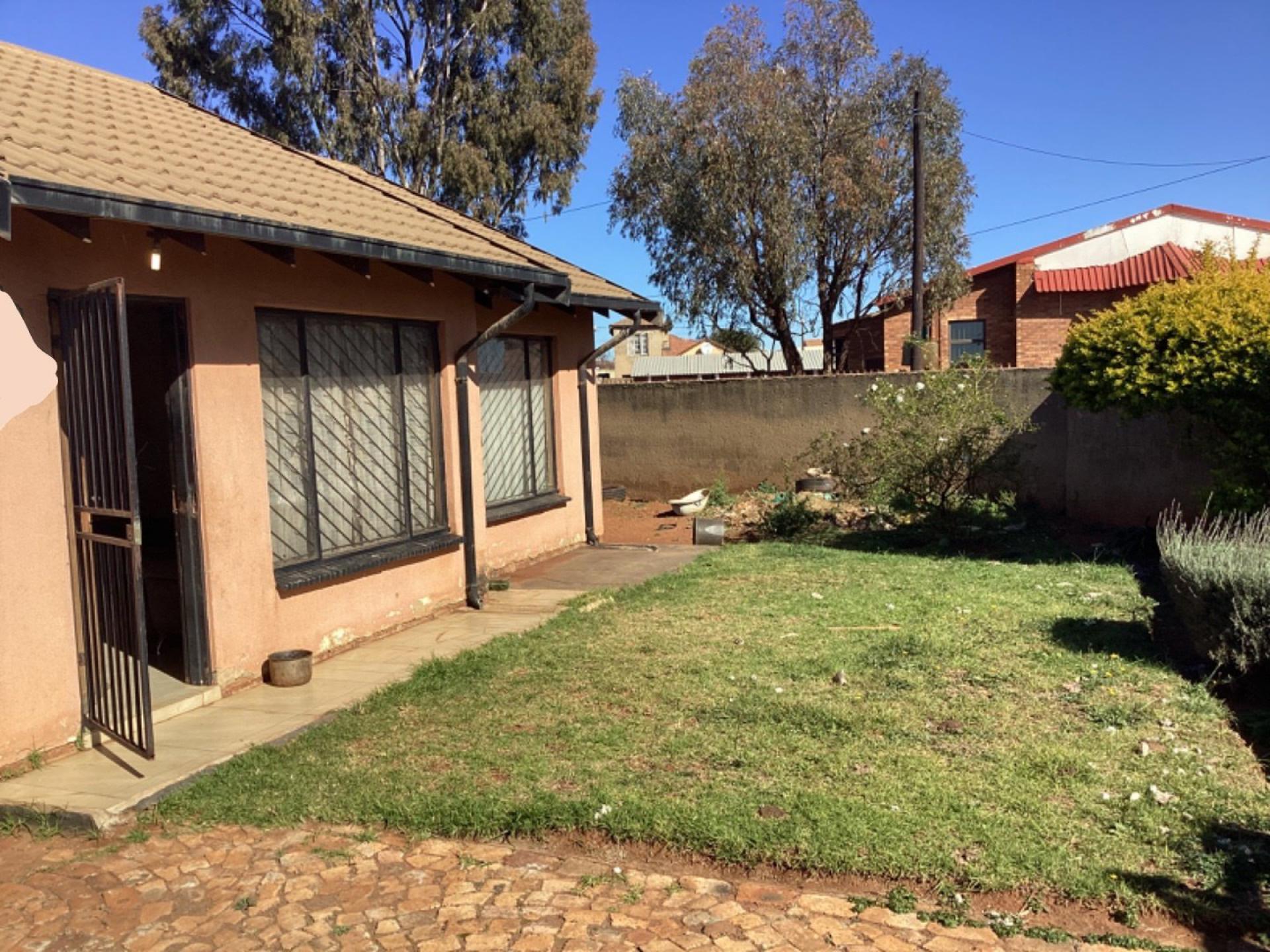 2 Bedroom House for Sale For Sale in Soweto - MR579511 - MyR