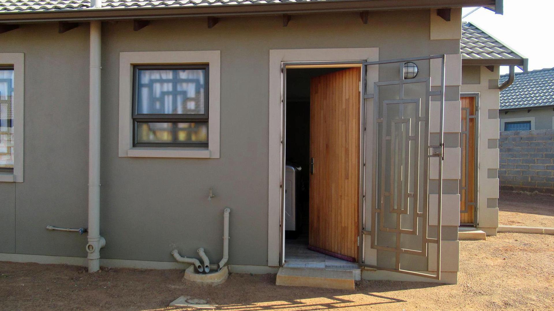 FNB Quick Sell 3 Bedroom House for Sale in Toekomsrus - MR57