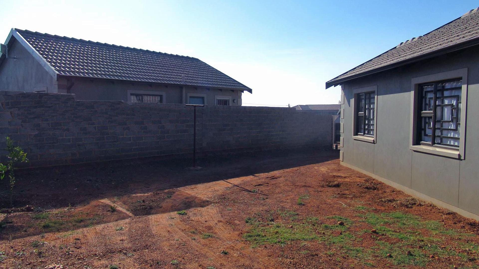 FNB Quick Sell 3 Bedroom House for Sale in Toekomsrus - MR57