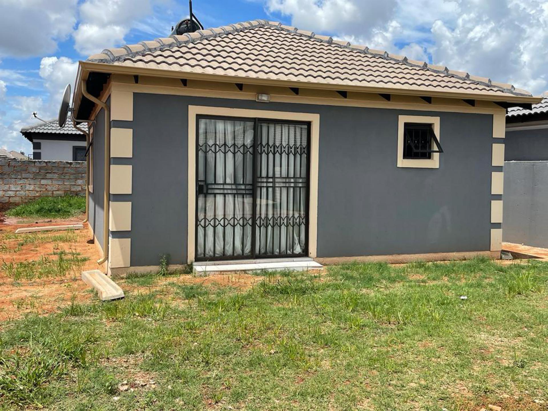 2 Bedroom House for Sale For Sale in Windmill Park - MR57996