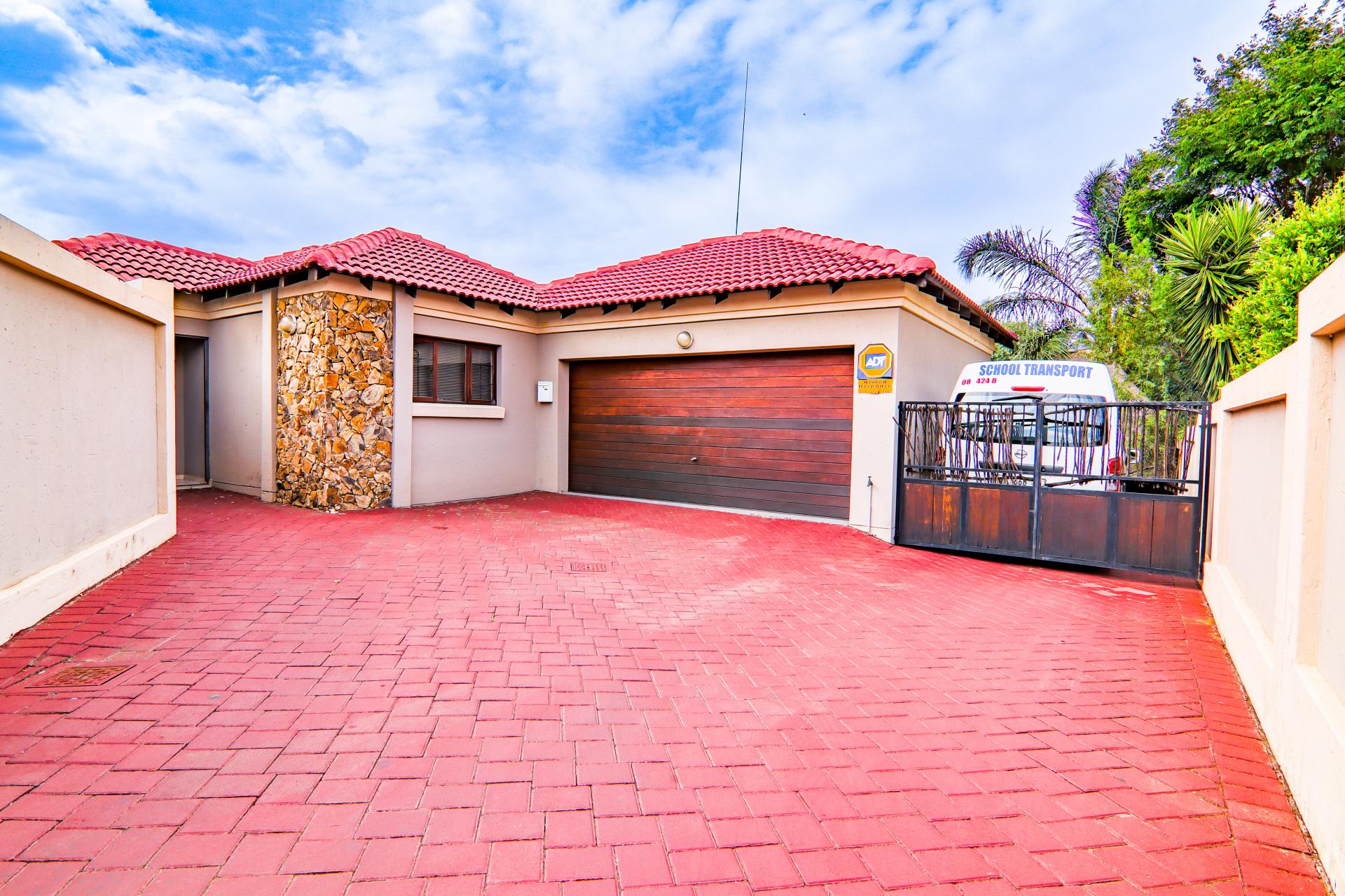 3 Bedroom House for Sale For Sale in Thatchfield - MR637000