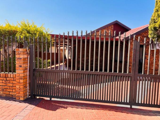 2 Bedroom House for Sale For Sale in Rustenburg North - MR65