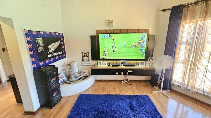 4 Bedroom House for Sale For Sale in Laudium - MR671451 - My