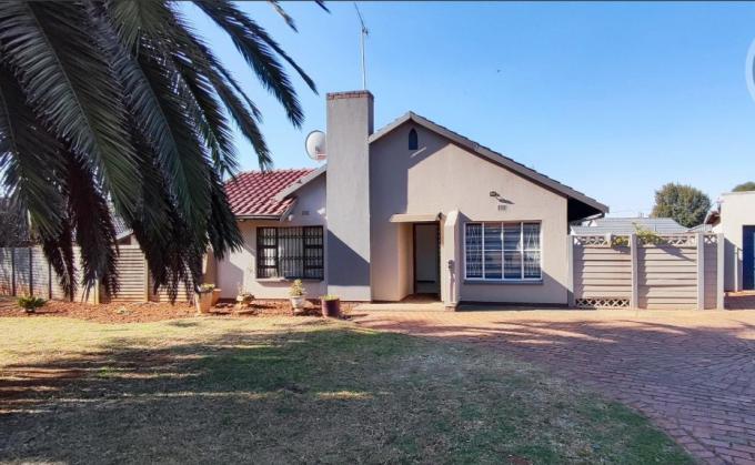 4 Bedroom House for Sale For Sale in Birch Acres - MR690196